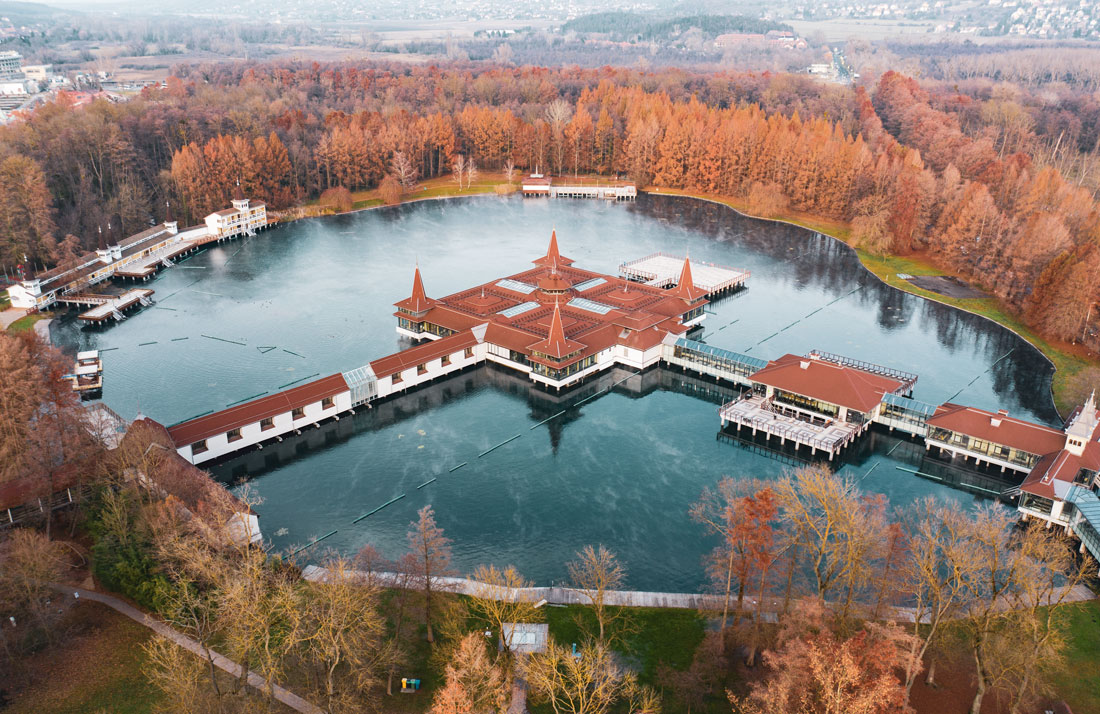 Okupajte se u jezeru Hévíz, najvećem prirodnom termalnom jezeru na ...